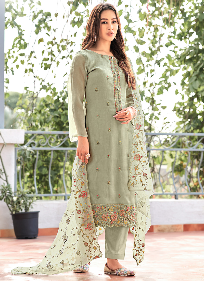 Discover the Latest 2025 Pakistani Suits Collections at RJ Attire
